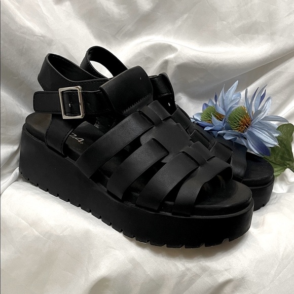 Soda | Shoes | Chunky Funky Black Strappy Platform Sandals By Soda So ...